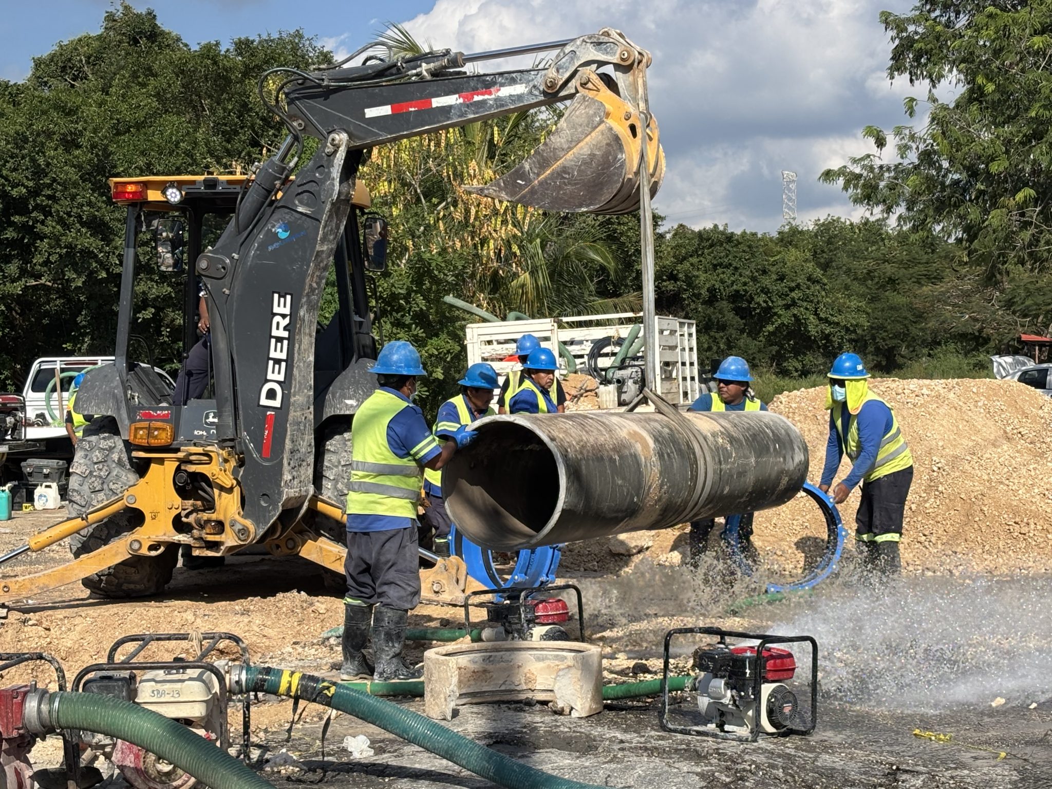 AGUAKAN AVANZA EN LA REPARACIÓN DE FUGA EN LÍNEA DE 24” EN CANCÚN